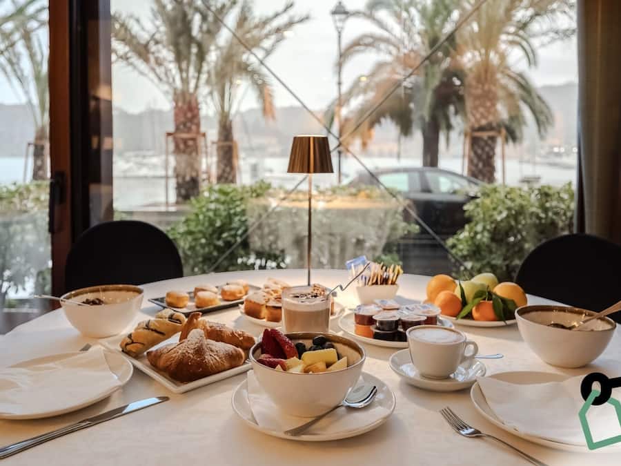 Café da manhã com buffet grátis todos os dias