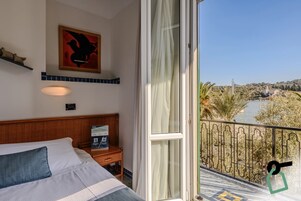 Quarto triplo | Frigobar, cofres nos quartos, escrivaninha, Wi-Fi de cortesia