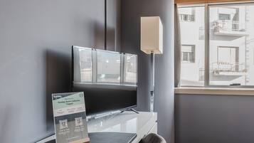 Quarto Duplo | Minibar, cofre no quarto, secretária, Wi-fi grátis