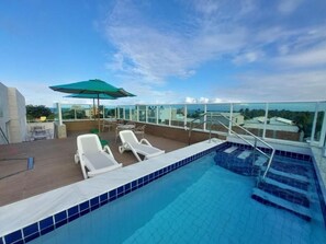 Apartamento Básico | Piscina | Piscina exterior 