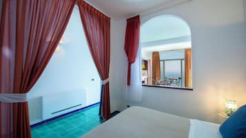 Quarto quádruplo luxo, vista para o mar | Roupas de cama premium, edredons de pluma, frigobar, cofres nos quartos