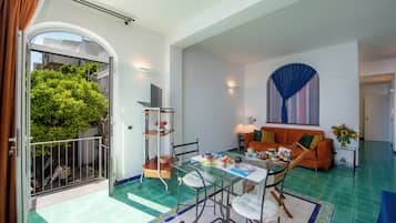 Quarto quádruplo luxo, vista para o mar | Roupas de cama premium, edredons de pluma, frigobar, cofres nos quartos