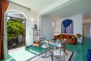 Quarto quádruplo luxo, vista para o mar | Roupas de cama premium, edredons de pluma, frigobar, cofres nos quartos