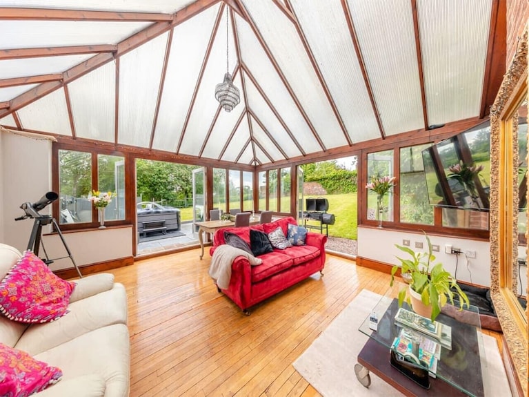 Relaxing Countryside Retreat With Hot Tub And Views - Telford