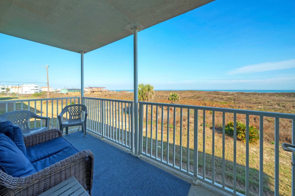 Beachfront Condo W/ Ocean View, 2 Pools, Boardwalk To The Beach Island Getaway - Port Aransas, TX
