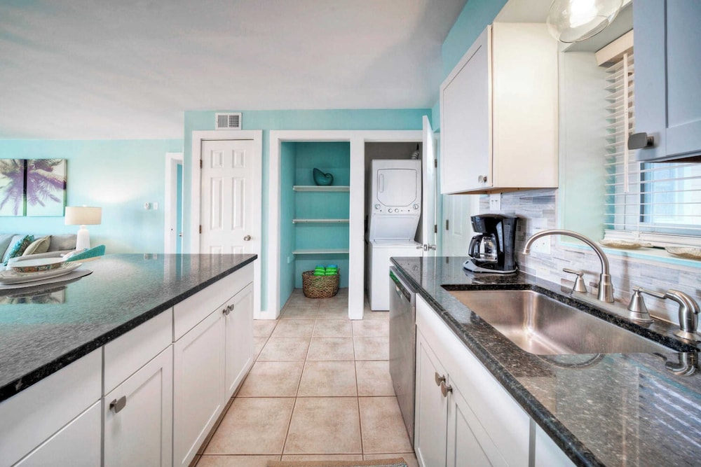 Sleeps 26 3 Island Retreat Condos W/ Beach Access, 2 Pools, Pickleball, Views - Texas