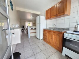 Apartamento, 2 quartos, no rés do chão | Cozinha privada | Um frigorífico, um micro-ondas, um forno, utensílios de cozinha 
