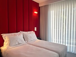 Quarto Twin Deluxe, varanda | Minibar, cofre no quarto, secretária, cortinas/cortinados opacos 