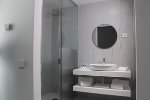 Um polibã, um secador de cabelo, um bidé, toalhas fornecidas