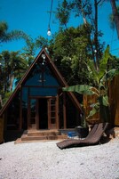 Chalé romântico, 1 cama de casal e sofá-cama, banheira de hidromassagem, no pátio | Terraço/pátio