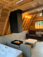 Chalé romântico, 1 cama de casal e sofá-cama, banheira de hidromassagem, no jardim | Área de estar | Smart TV 32 polegadas com canais digitais, Netflix