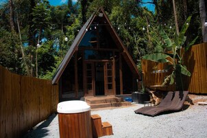 Chalé romântico, 1 cama de casal e sofá-cama, banheira de hidromassagem, no pátio | Terraço/pátio