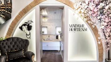 Quarto Duplo Júnior | Roupa de alta qualidade, edredões de penas, minibar