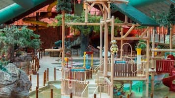 Piscina interior, 2 piscinas exteriores, guarda-sóis, espreguiçadeiras