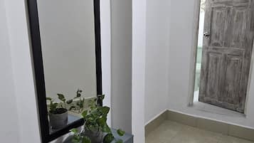 Quarto casal clássico | Escrivaninha, espaço de trabalho para notebook