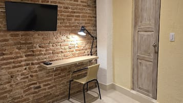 Quarto triplo luxo | Área de estar | Smart TV