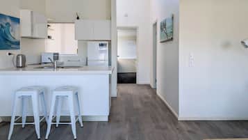 Apartamento Superior, vista para a piscina | Cozinha privada | Um frigorífico/congelador grande, um micro-ondas, uma placa de cozinha