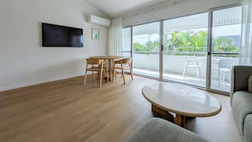 Apartamento Premium, 1 cama queen-size, vista para a piscina | Sala de estar