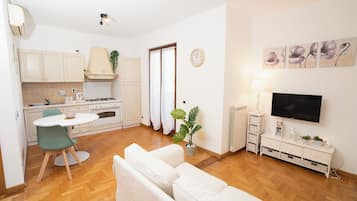 Suite de Luxo, varanda, vista para o pátio | Sala de estar | Televisor