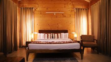 Quarto Deluxe | Secretária, quartos insonorizados, ferro/tábua de engomar, Wi-fi grátis