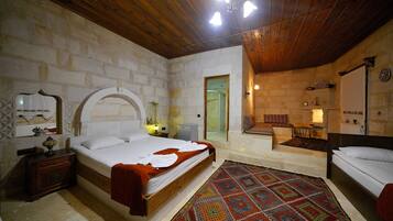 Grand Family Art Room With Fireplace | Cofres nos quartos, individualmente decorados