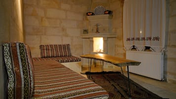 Grand Family Art Room With Fireplace | Área de estar | TV, impressoras