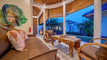 Villa Deluxe, pátio, vista para a piscina | Sala de estar | Televisor LED de 32 polegadas com canais digitais