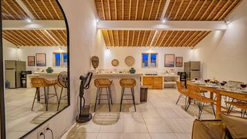 Vila luxo, varanda, vista para a piscina | Sala de jantar