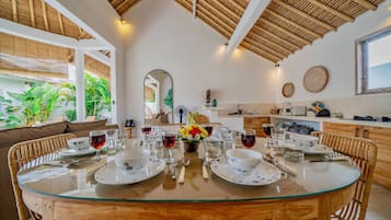 Villa Deluxe, pátio, vista para a piscina | Sala de jantar