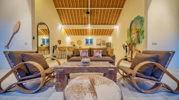 Villa Deluxe, pátio, vista para a piscina | Sala de estar | Televisor LED de 32 polegadas com canais digitais