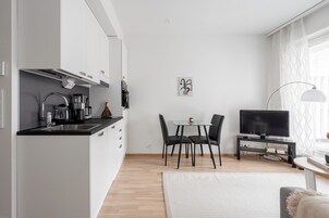 Apartamento básico, vista para o pátio | Área de estar | TV 50 polegadas com canais a cabo
