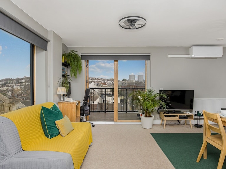 Luxury Loft Living | Free Parking - Pass The Keys - Brighton Marina