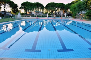 Apartamento, 2 quartos, pátio, vista para o jardim | Piscina | Piscina exterior 