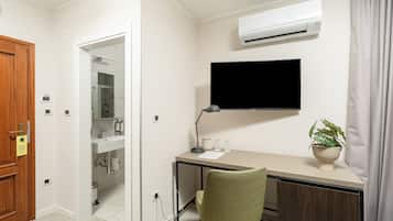 Quarto casal luxo, terraço | Cofres nos quartos, individualmente decorados, escrivaninha