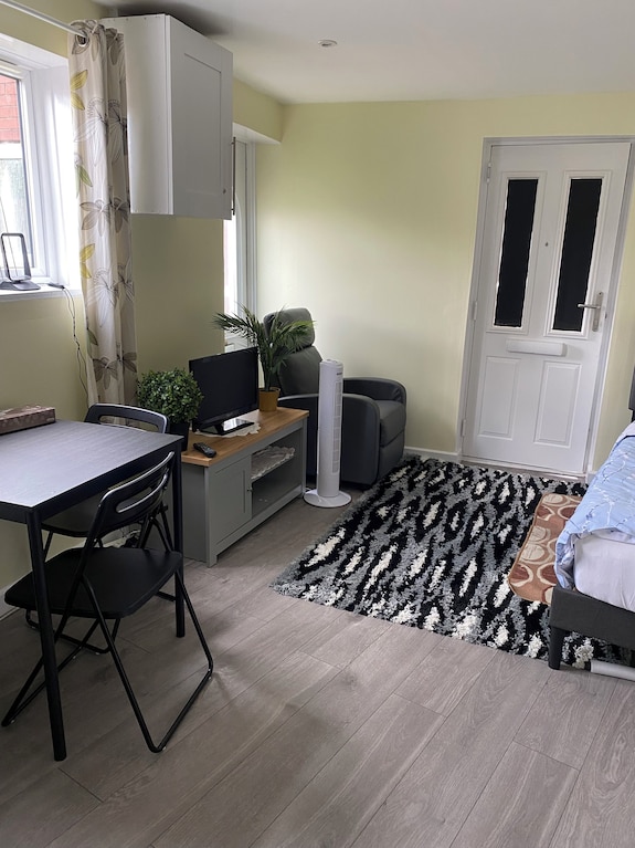 Cosy, Spacious 1 Bedroom Self Contain Unit With Toilet And Bath - 밀턴 케인즈