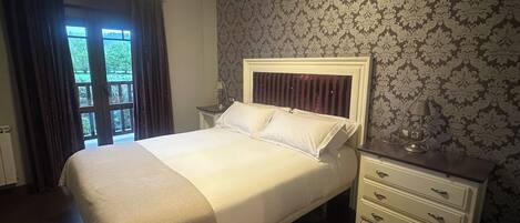 1 quarto, camas de colchão viscoelástico, secretária