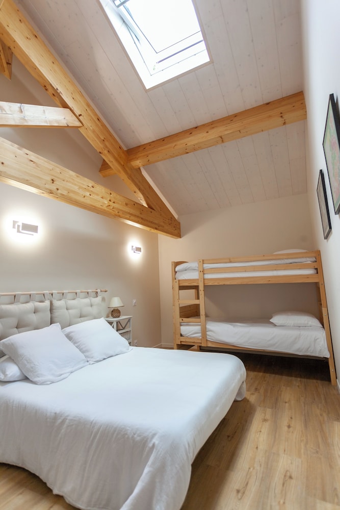 Large house for 12 in the forest bordering a lake - Aureilhan | Vrbo