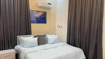 Quarto econômico, sacada, vista para a cidade | Escrivaninha, espaço de trabalho para notebook, cortinas blackout