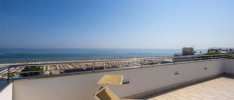 Cobertura exclusiva, acessível para pessoas com deficiência física, vista para o mar | Terraço/pátio