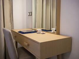 Suite Familiar, varanda | Secretária, secretária adequada para computadores portáteis 