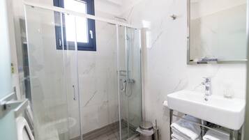 Suíte família, sacada | Banheiro | Produtos de toalete grátis, secador de cabelo, chinelos