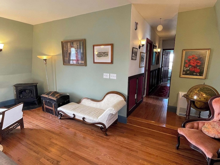 Grand Historic Downtown Apartment - Seneca Lake, NY