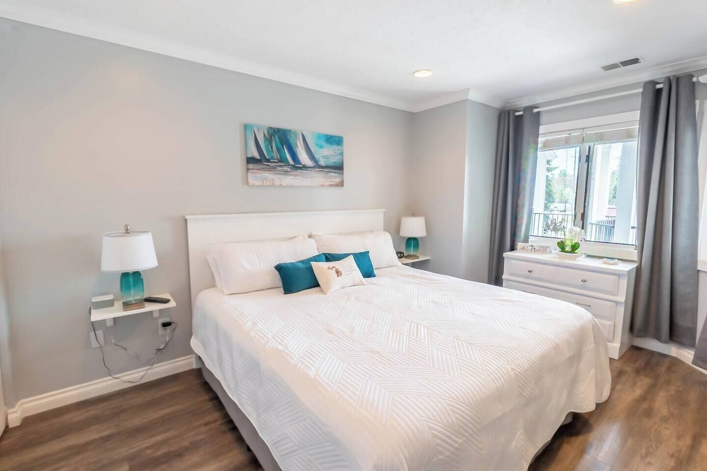 Bayfront Balcony, Jetted Tub & Pool - Traverse City, MI