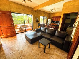 Apartamento Elite, varanda, vista parcial para o oceano | Sala de estar | Televisor LED de 40 polegadas com canais por cabo 