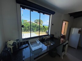 Villa Querência na Represa CASA 02 | Cozinha privada | Geladeira grande, micro-ondas, cooktop