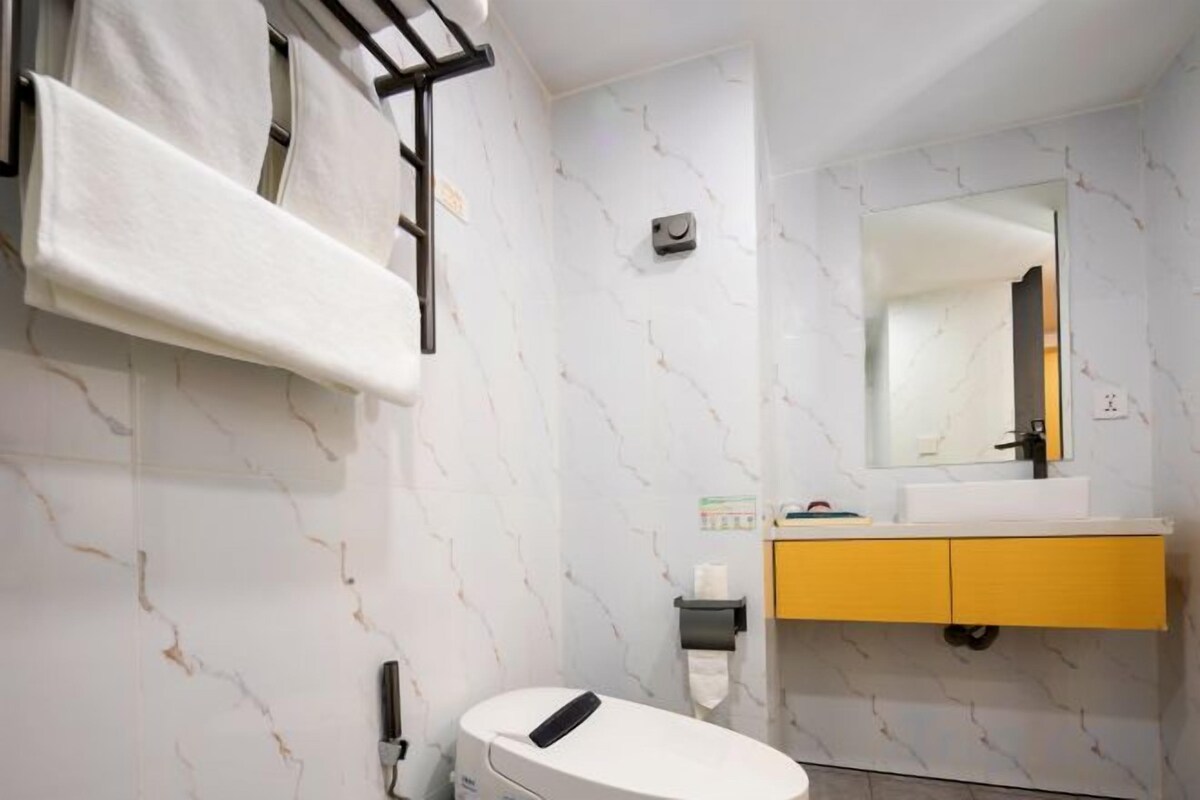 Casa de banho | Um polibã, um chuveiro fixo, artigos de higiene pessoal grátis 