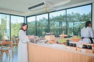 Café da manhã com buffet todos os dias (THB 250 por pessoa) 