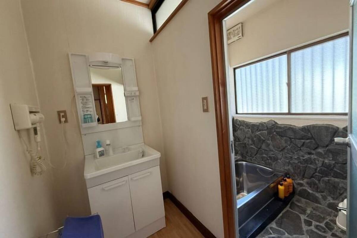 Banheiro | Banheira e chuveiro separados, secador de cabelo, toalhas de banho