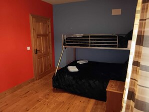 Quarto Triplo Clássico, vista para o jardim | Wi-fi grátis 