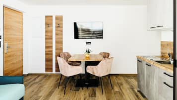 Apartamento, 1 cama queen-size e sofá-cama, vista para a montanha | Sala de estar | Televisor